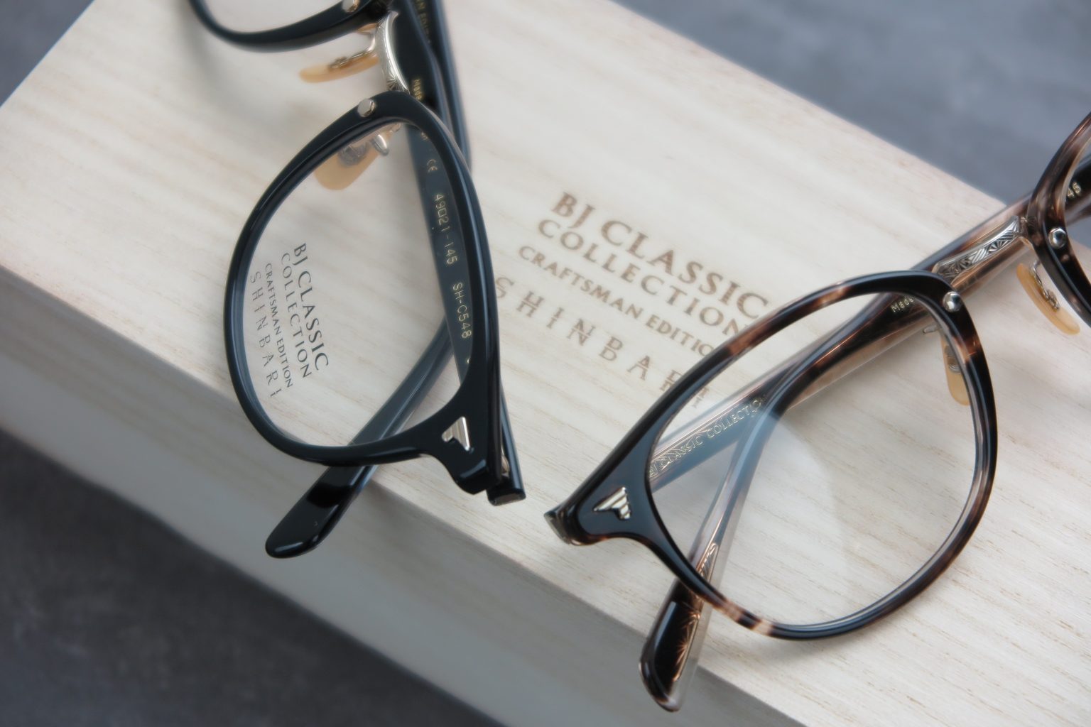 彫金模様が鮮明に浮かび上がる BJ CLASSIC SHINBARI SH-C548 フォレオ大津一里山店 - メガネのノハラ （眼鏡・補聴器）