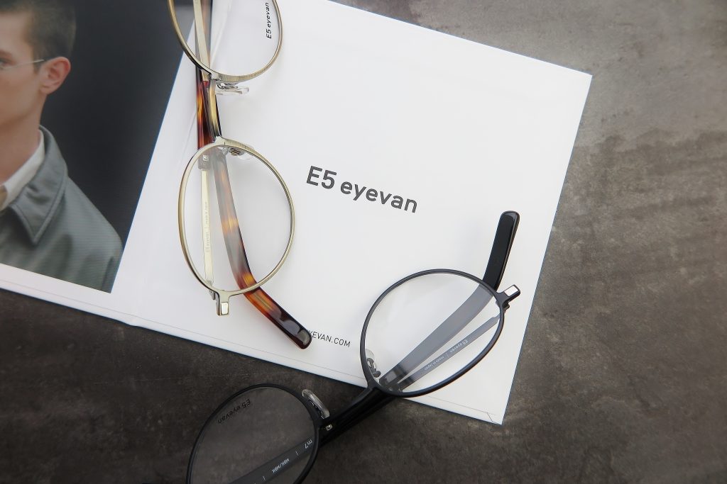 強度と軽さを考慮した一体型のチタンシートを採用！E5 EYEVAN M7 フォレオ大津一里山店 - メガネのノハラ （眼鏡・補聴器）